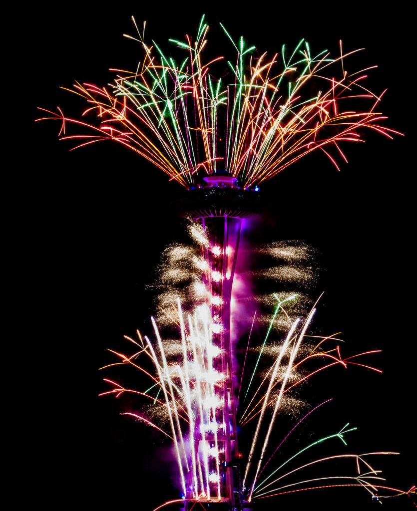 Firework show at Space Needle in Seattle rings in 2024 - Pyro ...